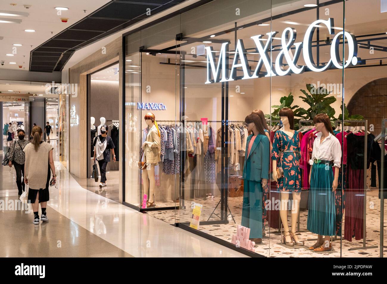 Logo max fashion hi-res stock photography and images - Alamy