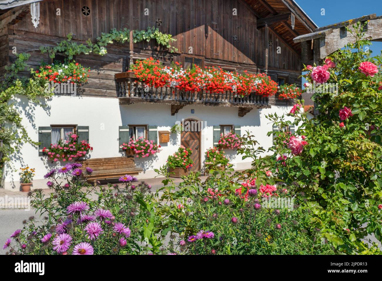 farmhouse, flower bed, farmhouses, flower beds Stock Photo - Alamy