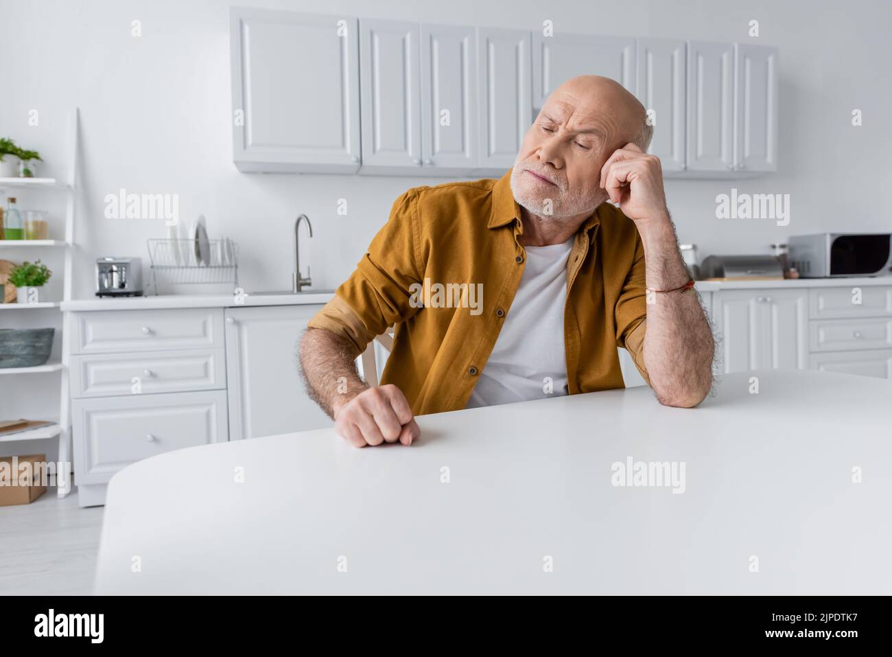 Sad man sit table alone hi-res stock photography and images - Alamy