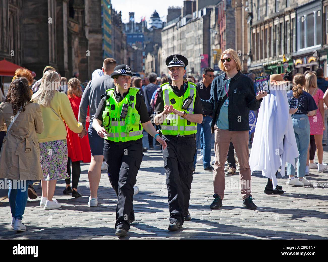 Royal Mile, Edinburgh, Scotland, UK. 17th August 2022. The crowds ...