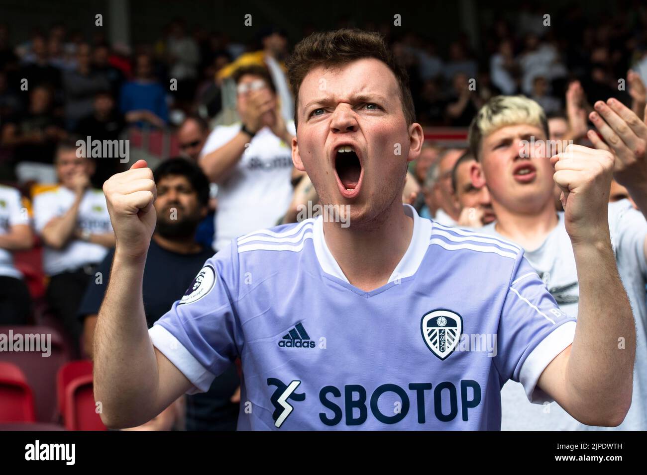 Celebrating fans football hi-res stock photography and images - Alamy