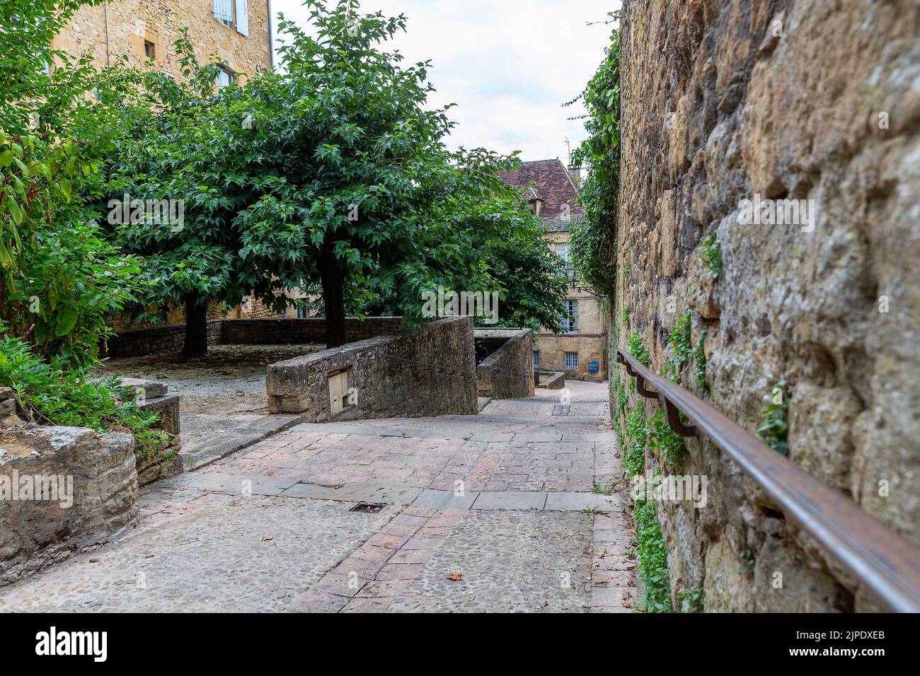 (C) Denis TRASFI / MAXPPP - à Sarlat-la-Canéda le 16-08-2022 - Ruelles ...