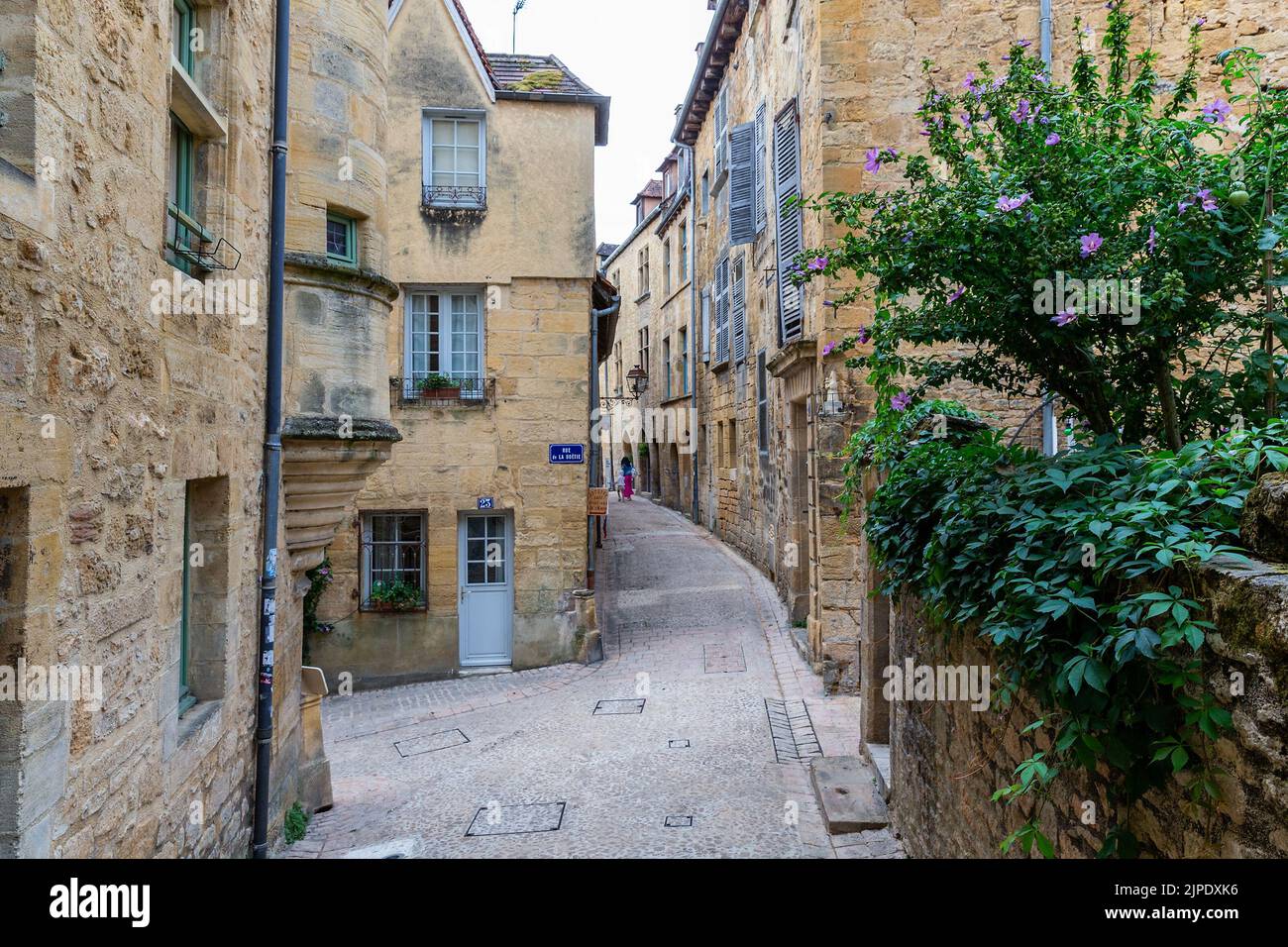 (C) Denis TRASFI / MAXPPP - à Sarlat-la-Canéda le 16-08-2022 - Ruelles ...