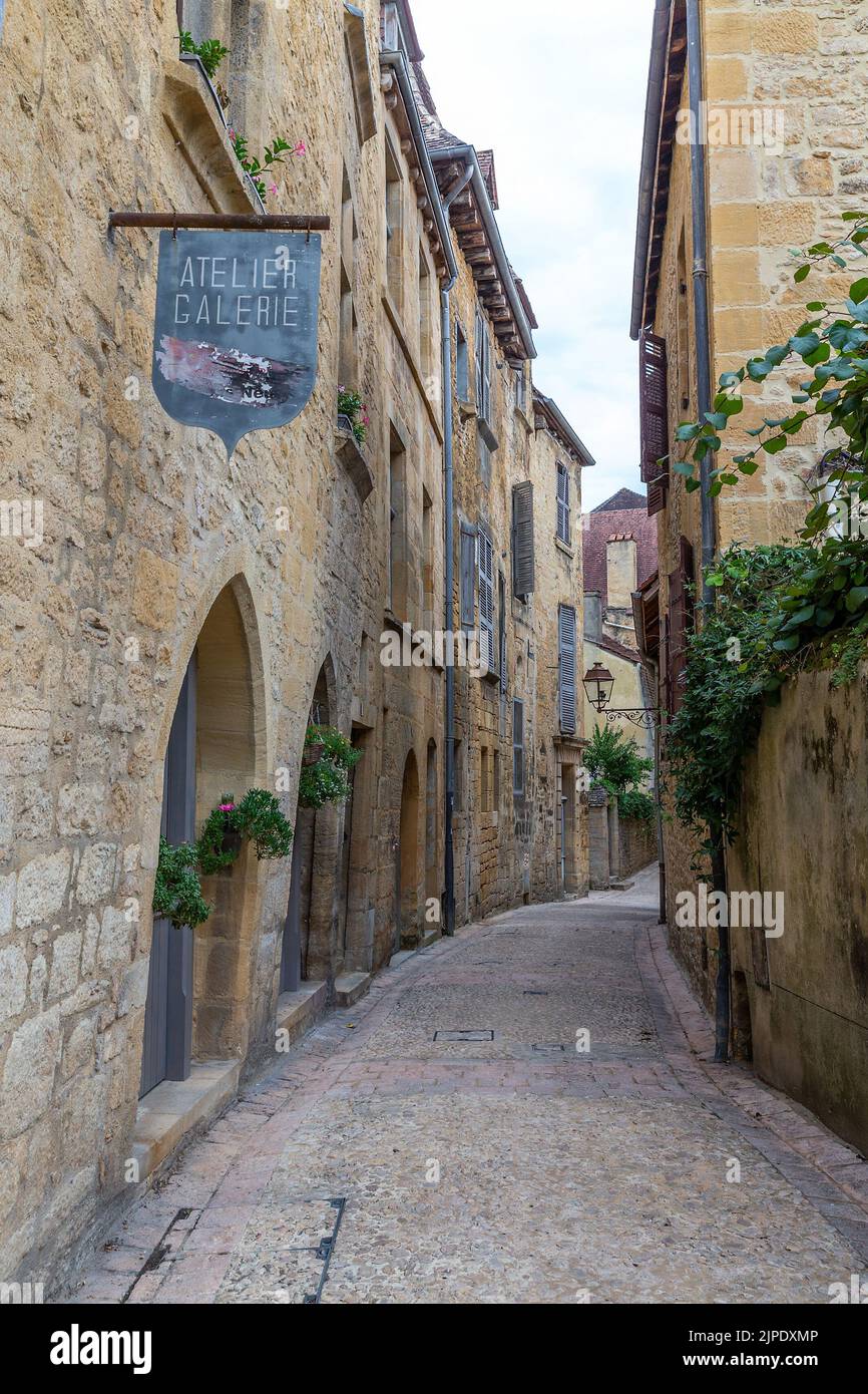 (C) Denis TRASFI / MAXPPP - à Sarlat-la-Canéda le 16-08-2022 - Ruelles ...