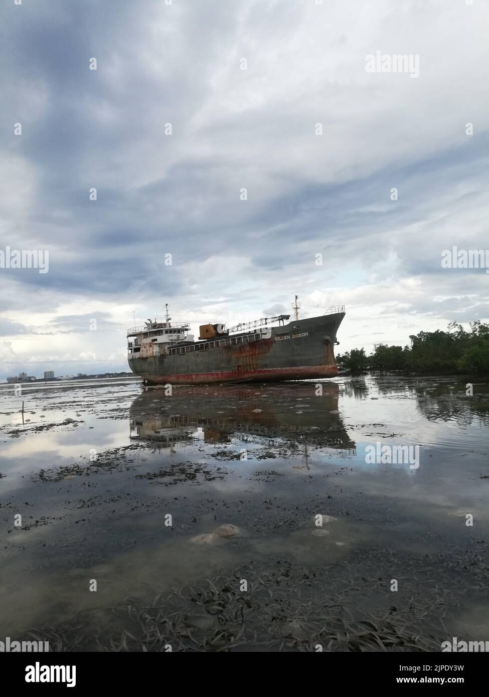 Philippines ship wreck hi-res stock photography and images - Alamy