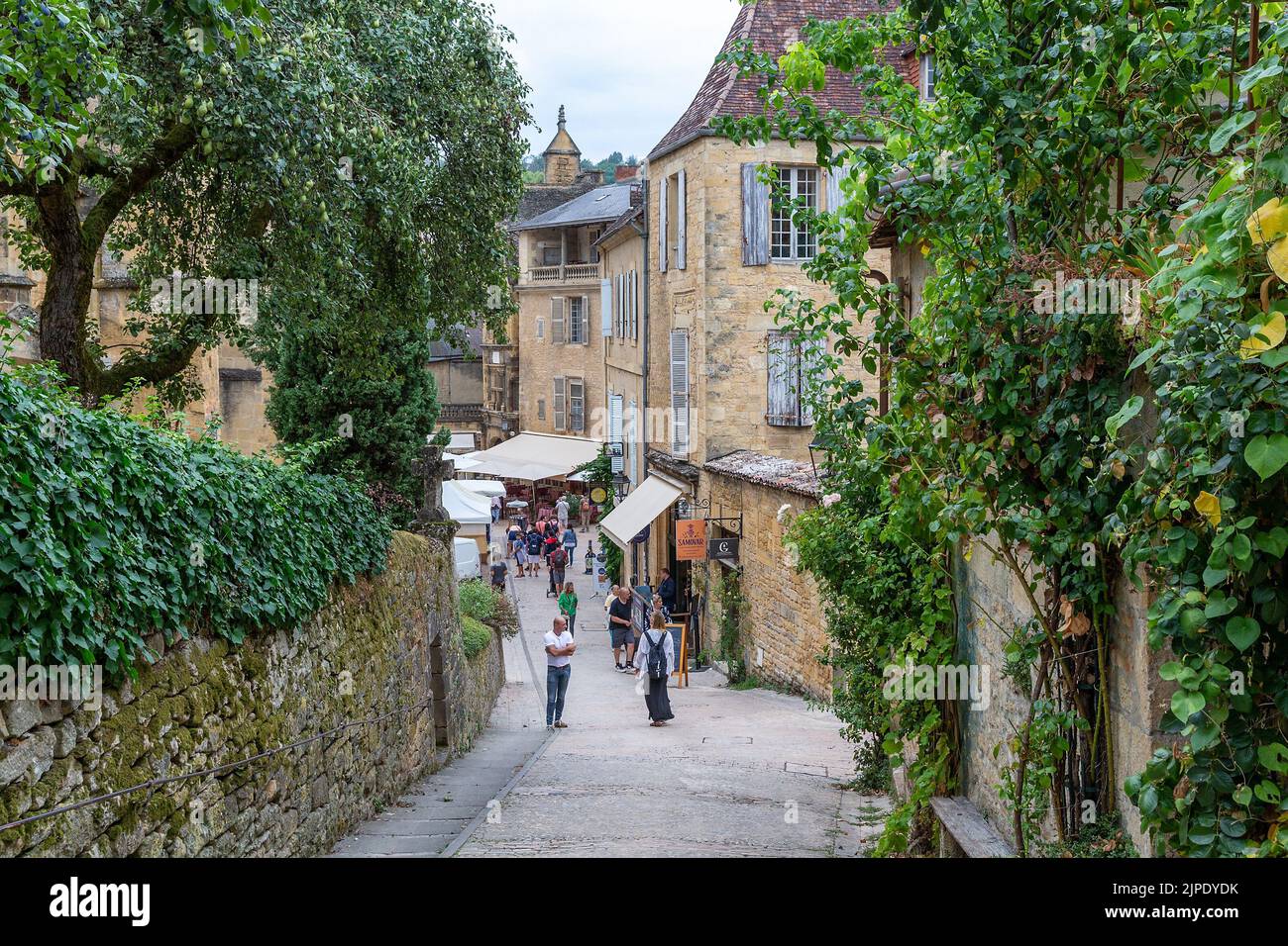 (C) Denis TRASFI / MAXPPP - à Sarlat-la-Canéda le 16-08-2022 - Ruelles ...