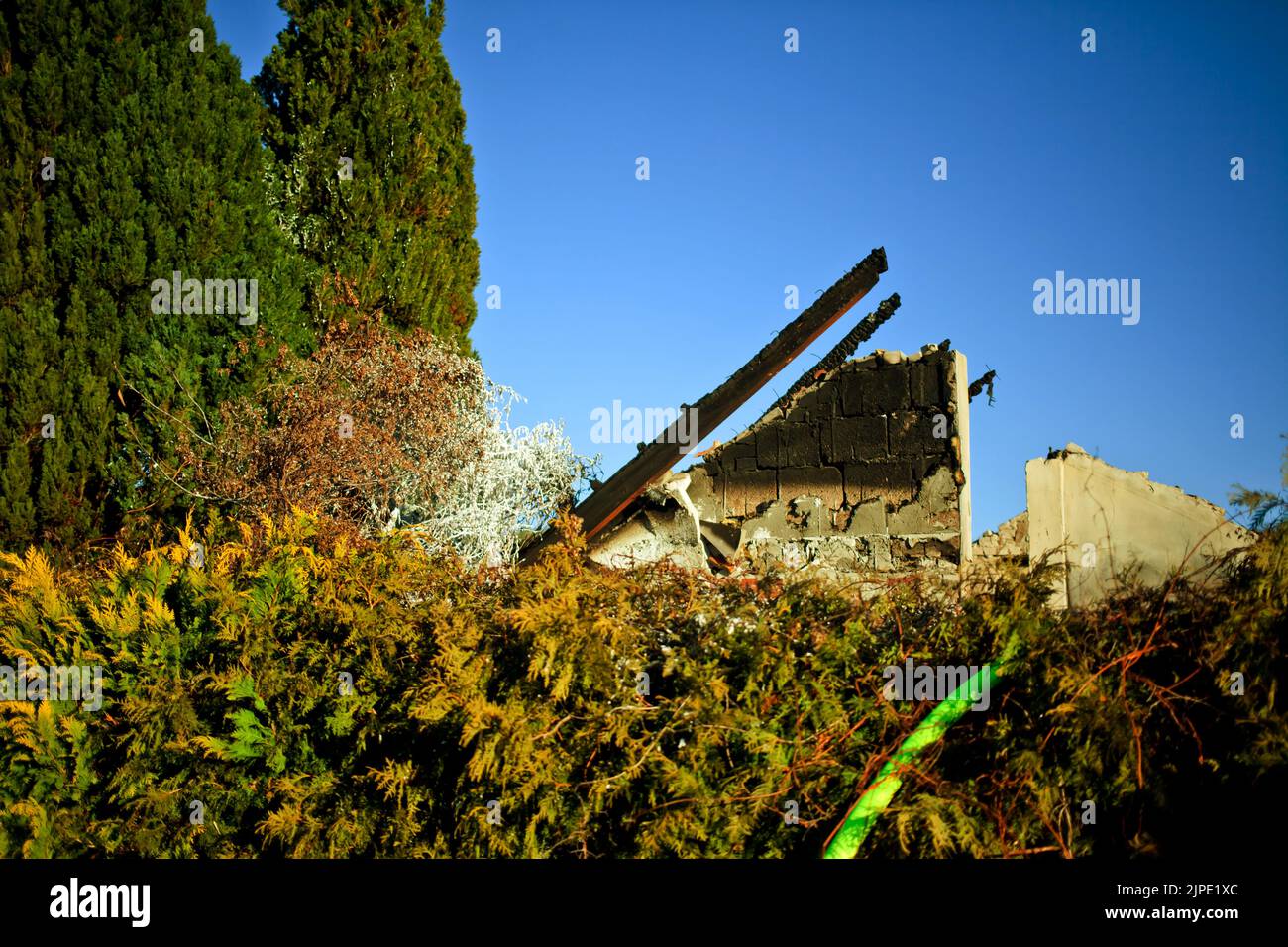 Charred house rubble hi-res stock photography and images - Alamy