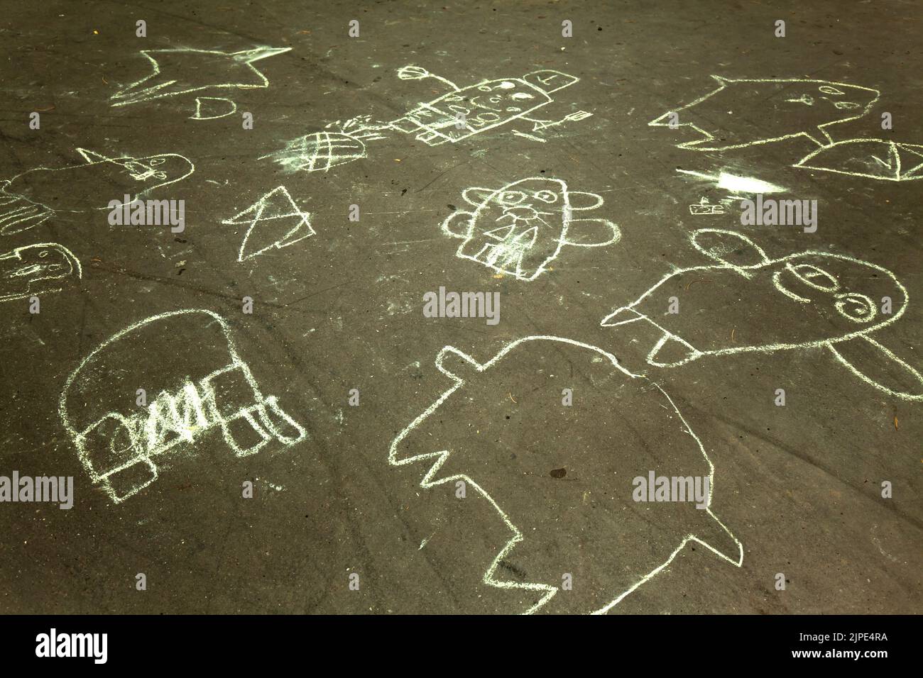 child's drawing, chalk drawing, graffiti, graffitis, street painting ...