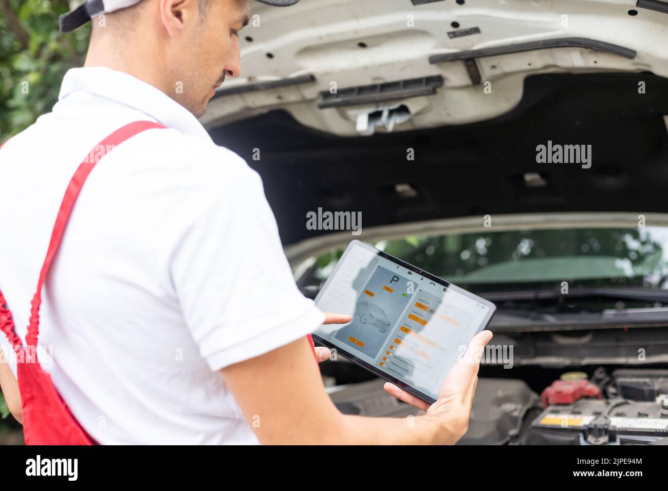 mechanic using digital tablet in workshop Stock Photo - Alamy