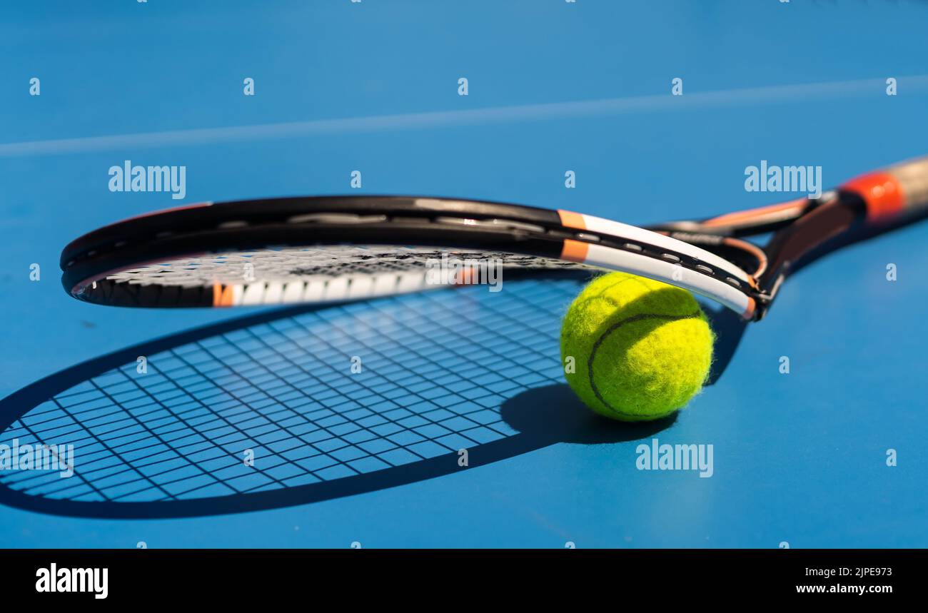 a broken tennis racket blue tennis court Stock Photo - Alamy