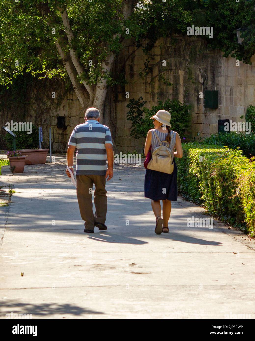 Old couple talking hi-res stock photography and images - Alamy