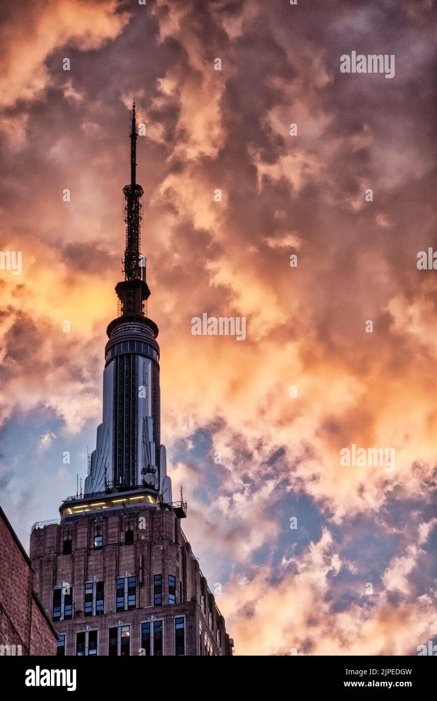 Empire state building silhouette hi-res stock photography and images ...