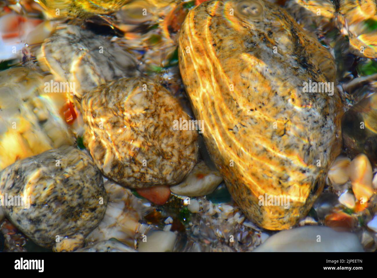 Refraction and diffraction of light on underwater rocks Stock Photo - Alamy