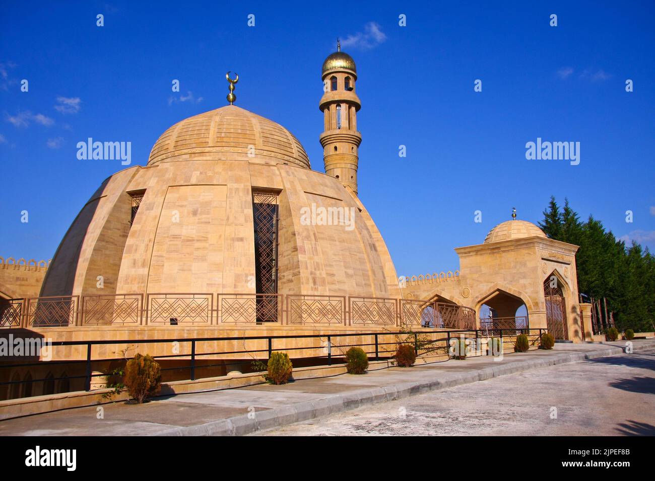 The exterior view of a mosque in the daylight Stock Photo - Alamy