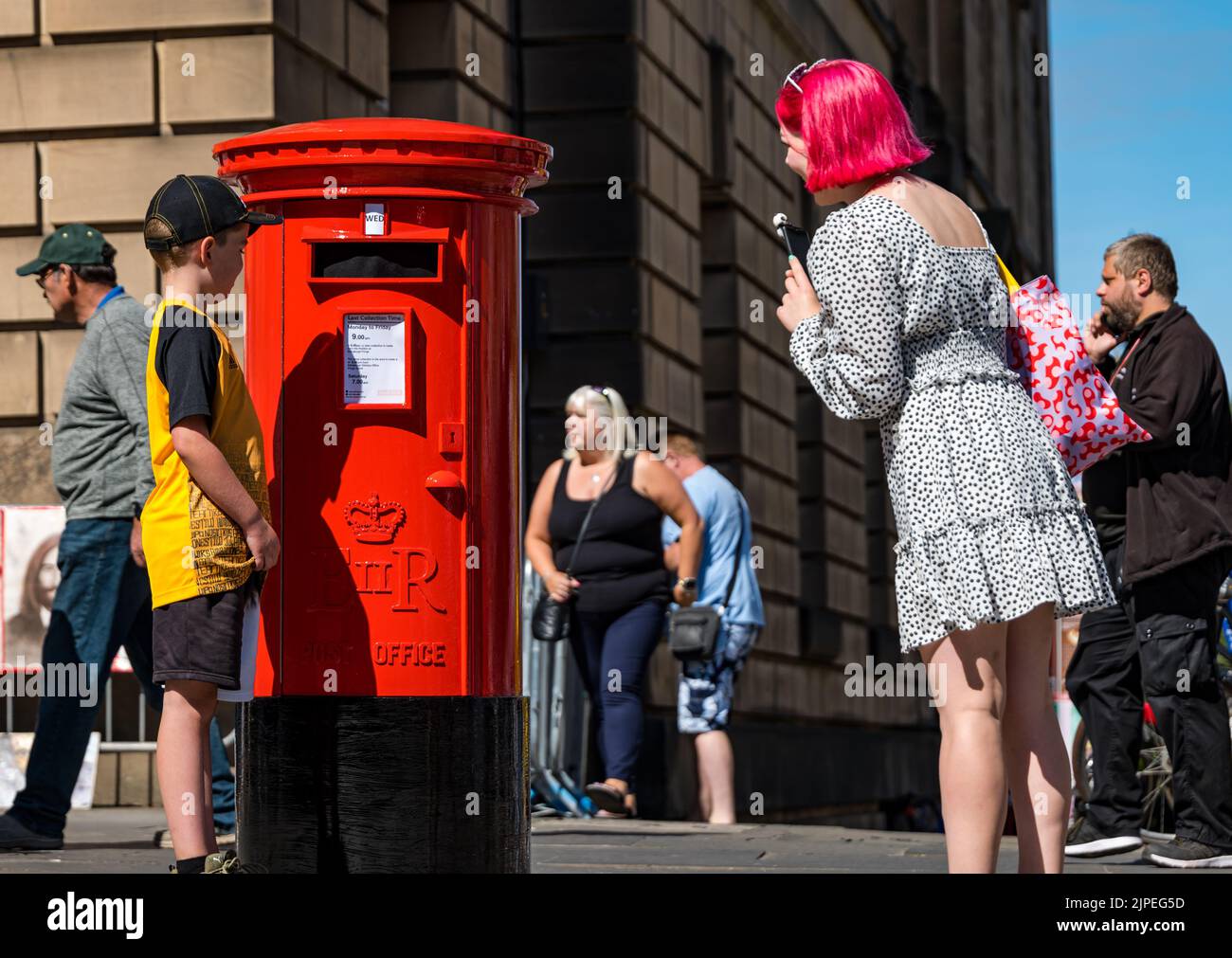 Red post box on the royal mile hi-res stock photography and images - Alamy