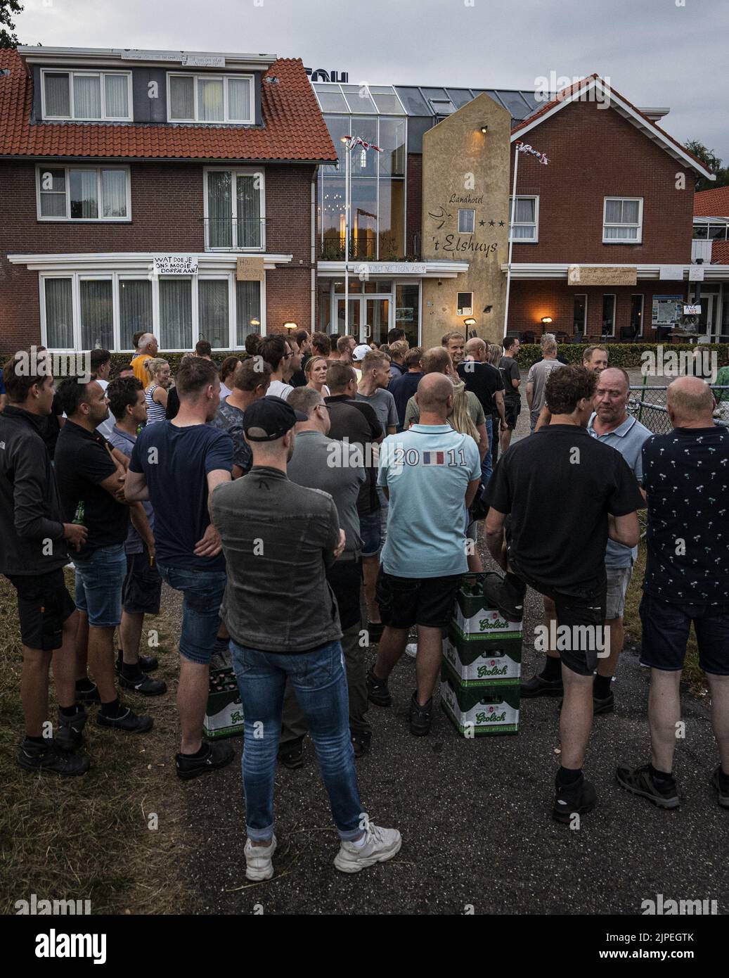 2022-08-17 20:55:22 TUBBERGEN - Protest at Landhotel 't Elshuys in ...