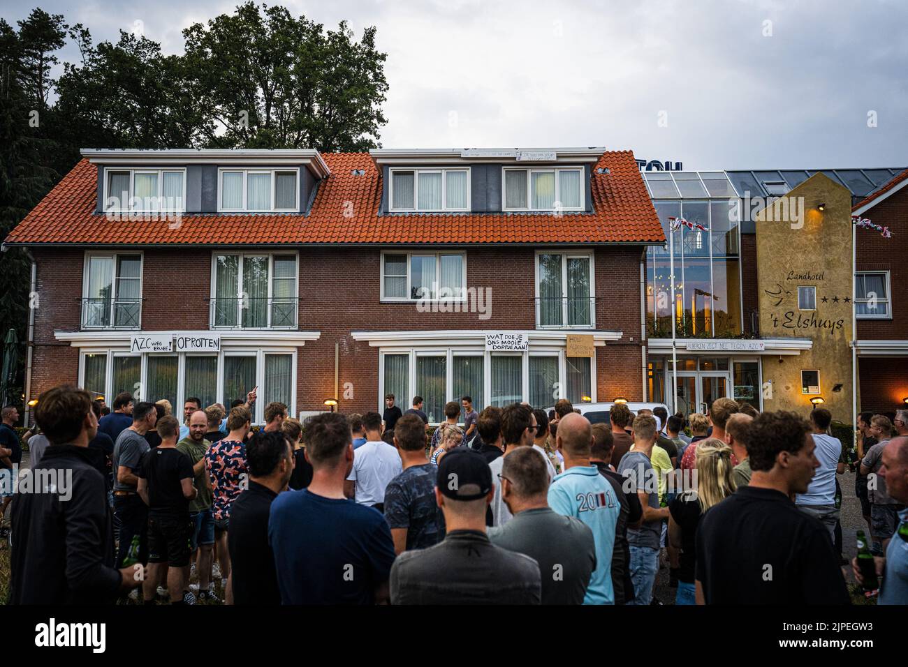 2022-08-17 20:57:04 TUBBERGEN - Protest at Landhotel 't Elshuys in ...