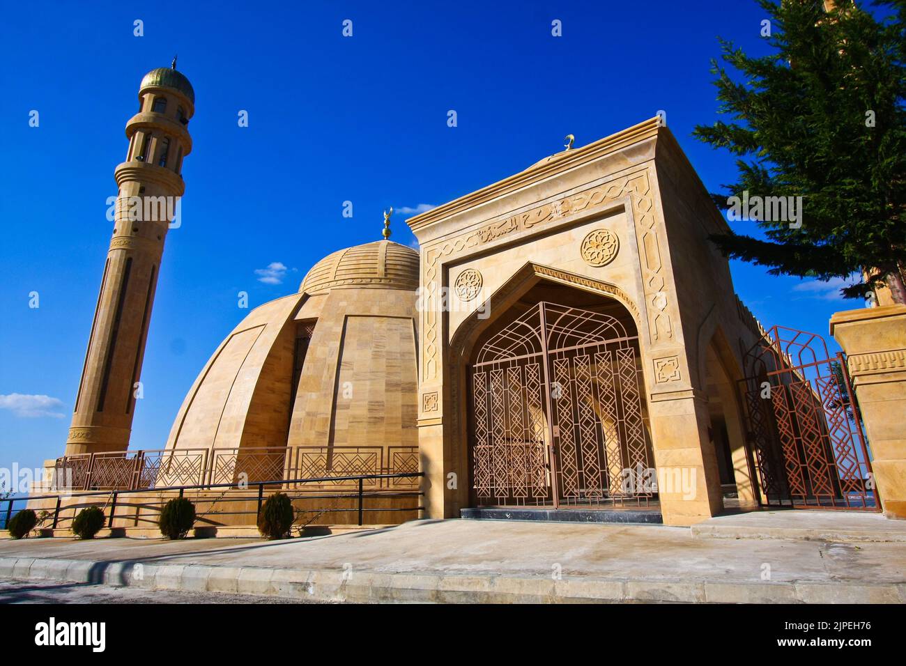 The exterior view of a mosque in the daylight Stock Photo - Alamy