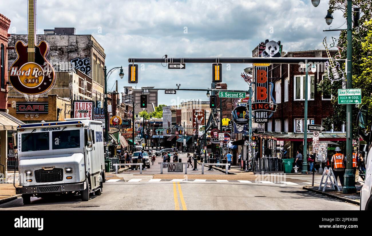 Street full restaurants people hi-res stock photography and images - Alamy