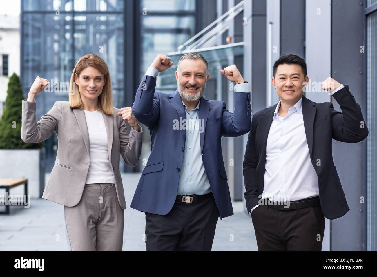 Team building activity outside hi-res stock photography and images - Alamy