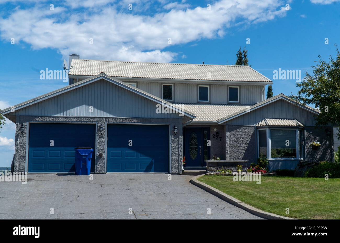 Custom built luxury house with nicely trimmed and landscaped front yard ...