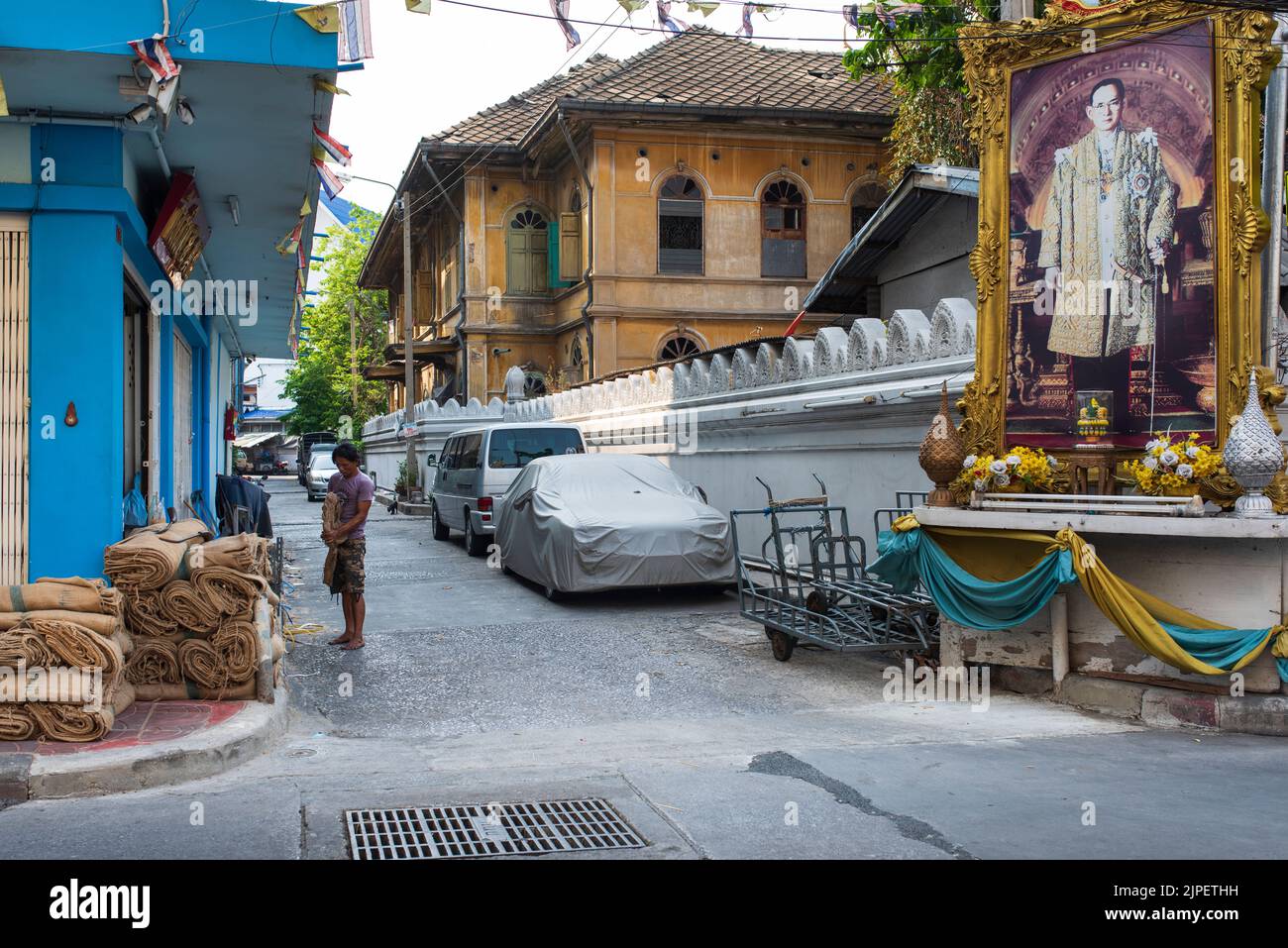 Talat Noi or Talad Noi is a historic district of Bangkok. Colorful ...