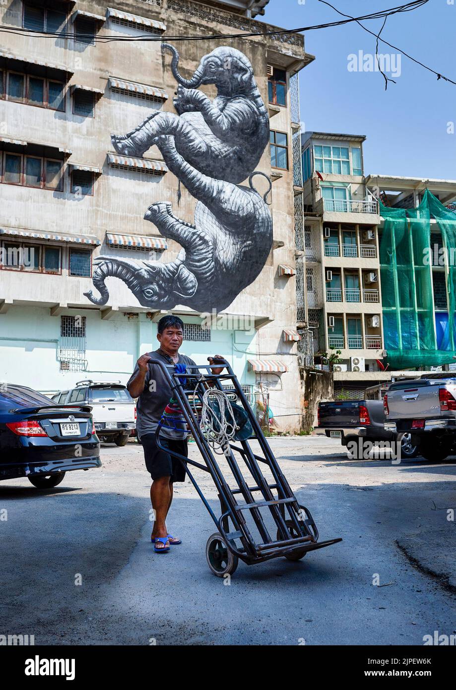Talat Noi or Talad Noi is a historic district of Bangkok. Colorful ...
