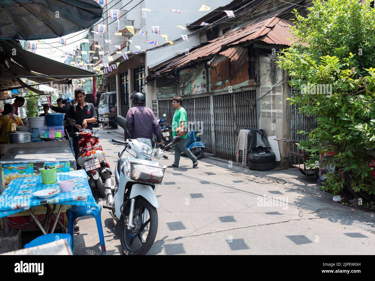 Talat Noi or Talad Noi is a historic district of Bangkok. Colorful ...