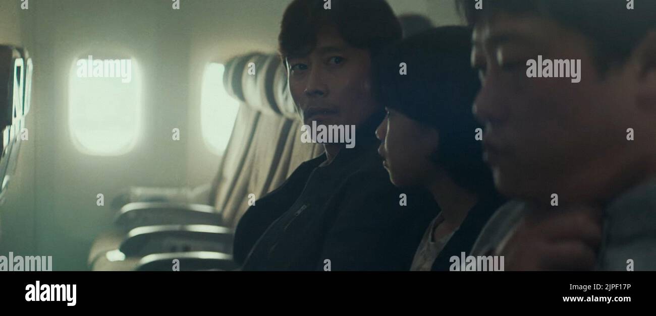 EMERGENCY DECLARATION, (aka BISANG SEONEON), LEE Byung-hun (left), 2021 ...