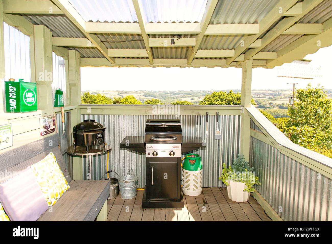 Barbecue area at the Bluebird caravan, High Bickington, North Devon ...