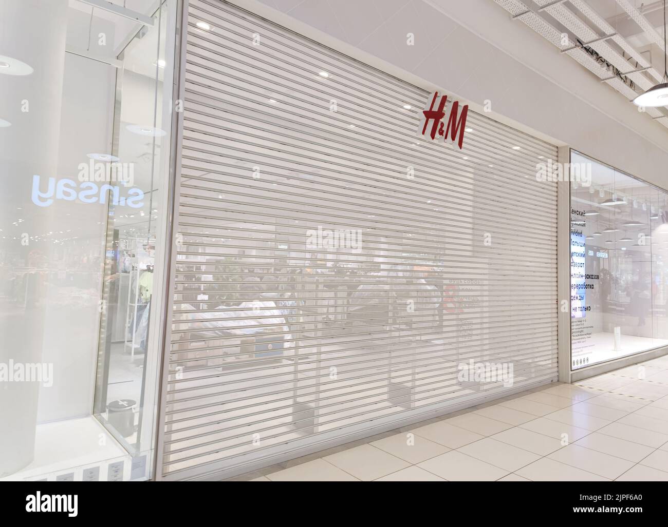 Hm store shop retail entrance hi-res stock photography and images - Alamy