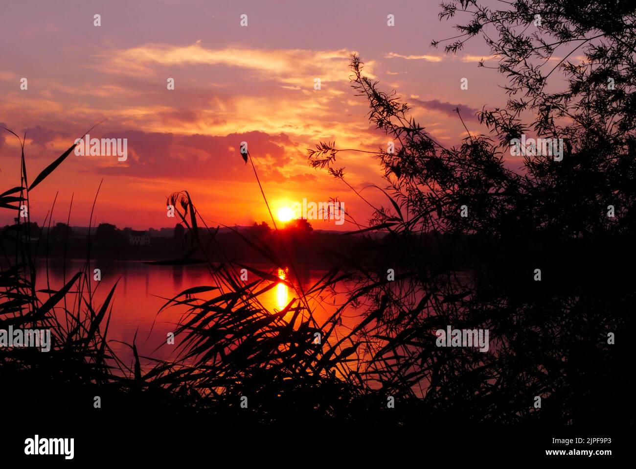 Sunset sky reflecting in water hi-res stock photography and images - Alamy