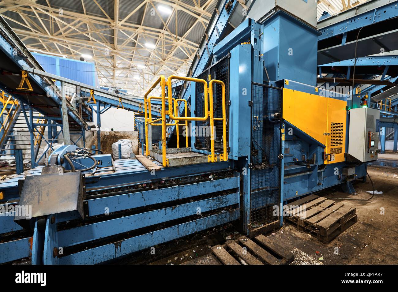 Machine for compacting household waste. Compaction of garbage into ...