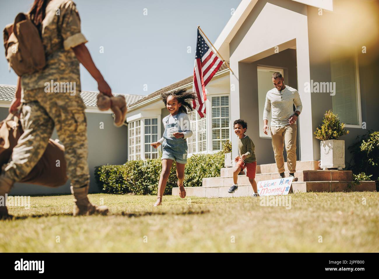 Military mom receiving a warm welcome from her husband and kids ...