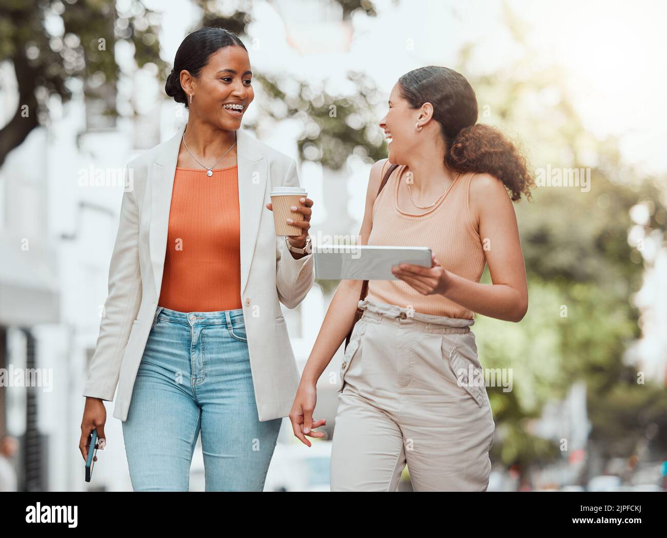Walking takeout coffee hi-res stock photography and images - Alamy