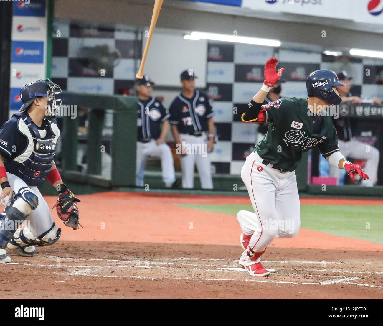 18th Aug, 2022. Baseball: Lotte Giants vs. Doosan Bears Park Seung-wook ...