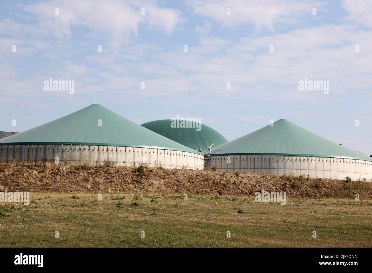 15 August 2022, Thuringia, Niederböhmersdorf: The bio-gas plant of the ...