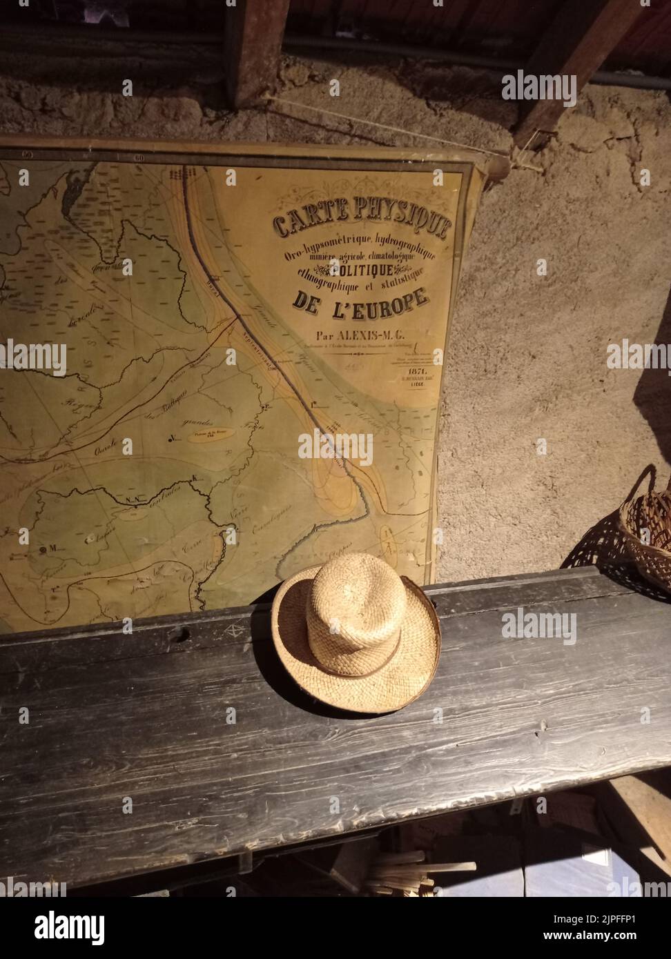 Un chapeau et une carte anciennes dans un grenier, France Stock Photo ...