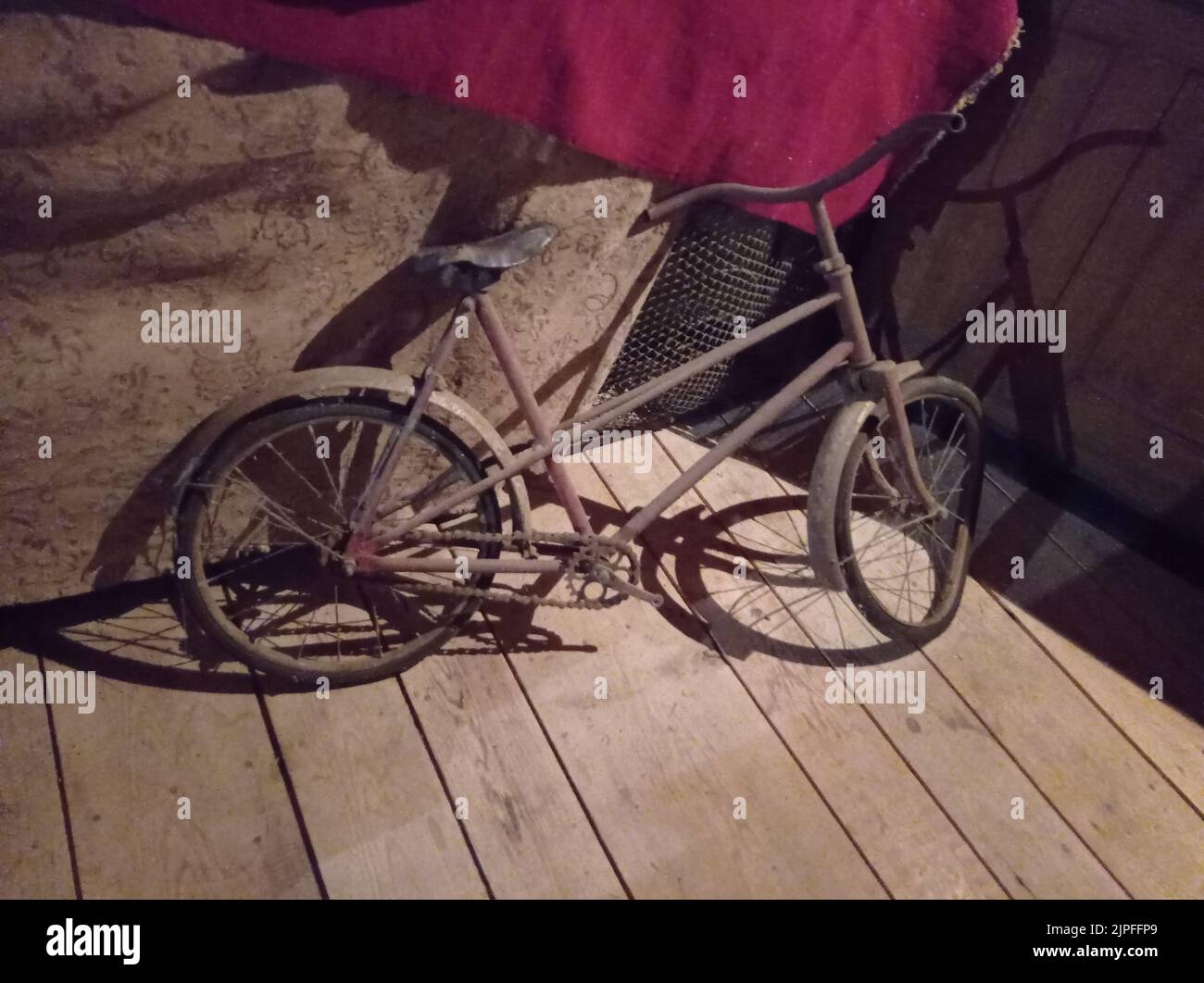 Un vélo ancien dans un grenier, France Stock Photo - Alamy