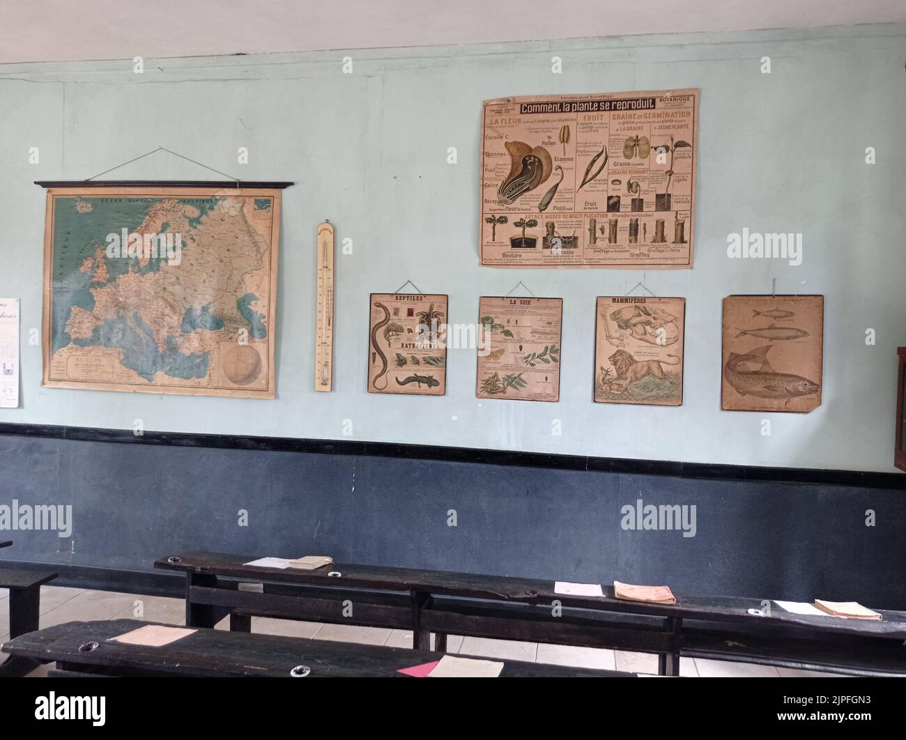 Une salle de classe ancienne avec des affiches sur le mur, France Stock ...