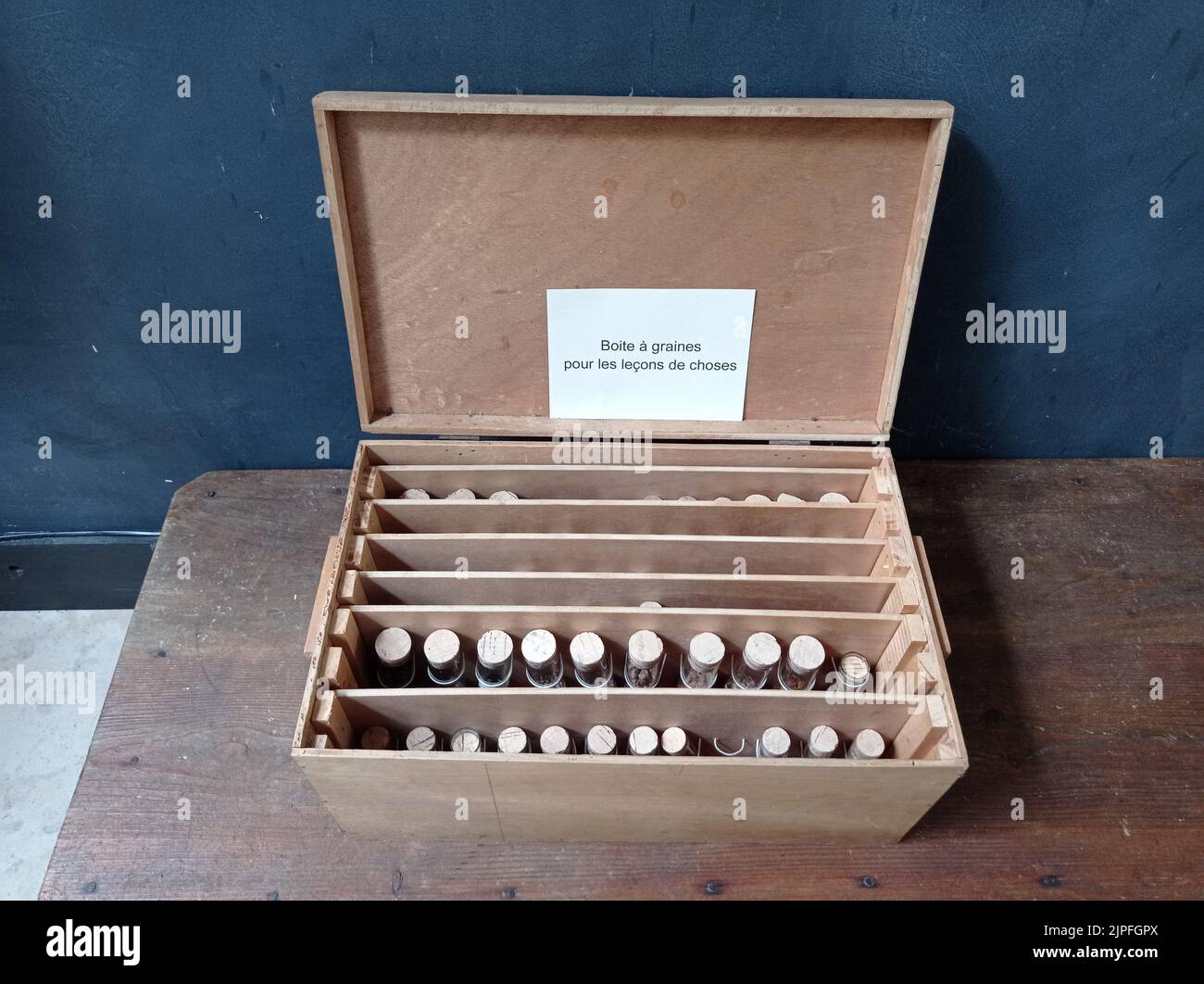 Classe ancienne en France. Boite à graines pour les leçons de choses ...
