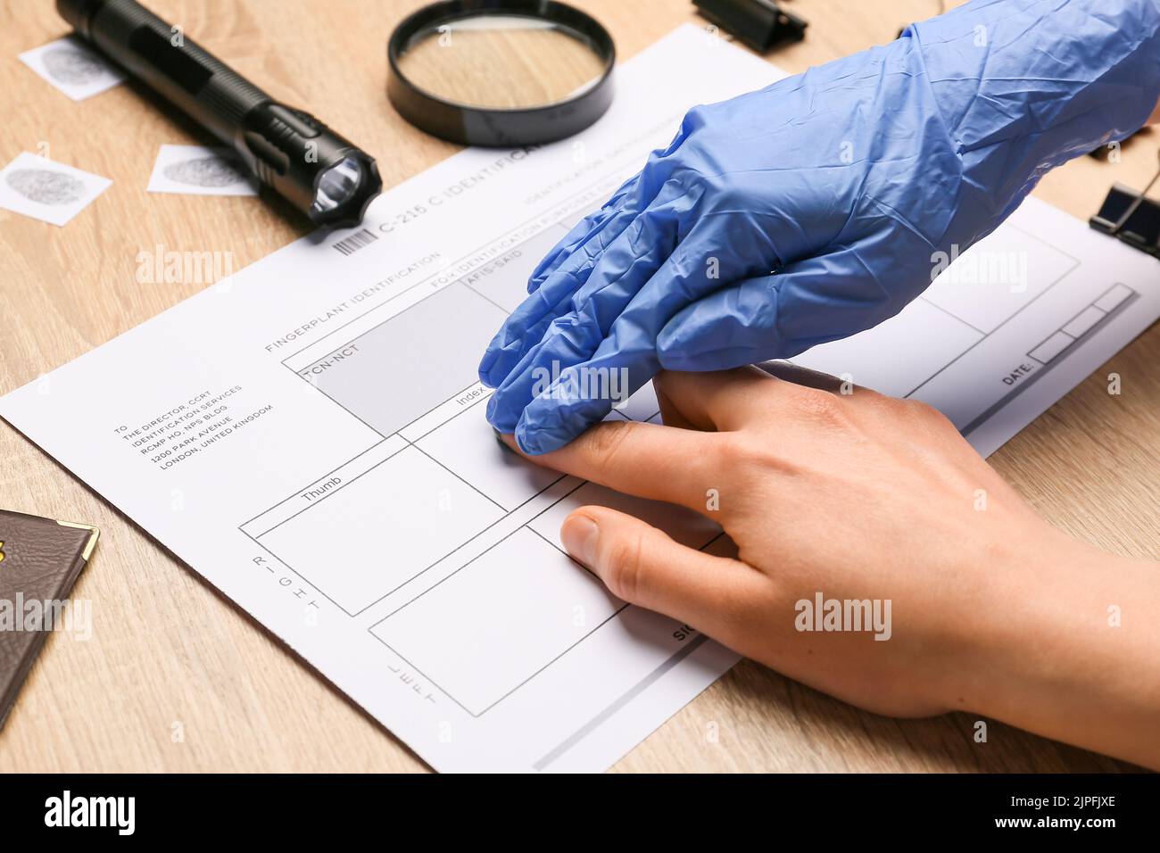 Forensic woman hi-res stock photography and images - Alamy