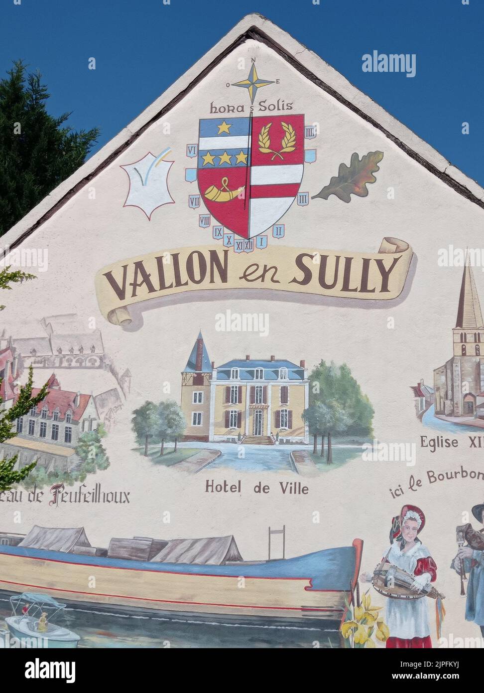 Une maison peinte à VALLON EN SULLY, L'ALLIER , FRANCE Stock Photo - Alamy