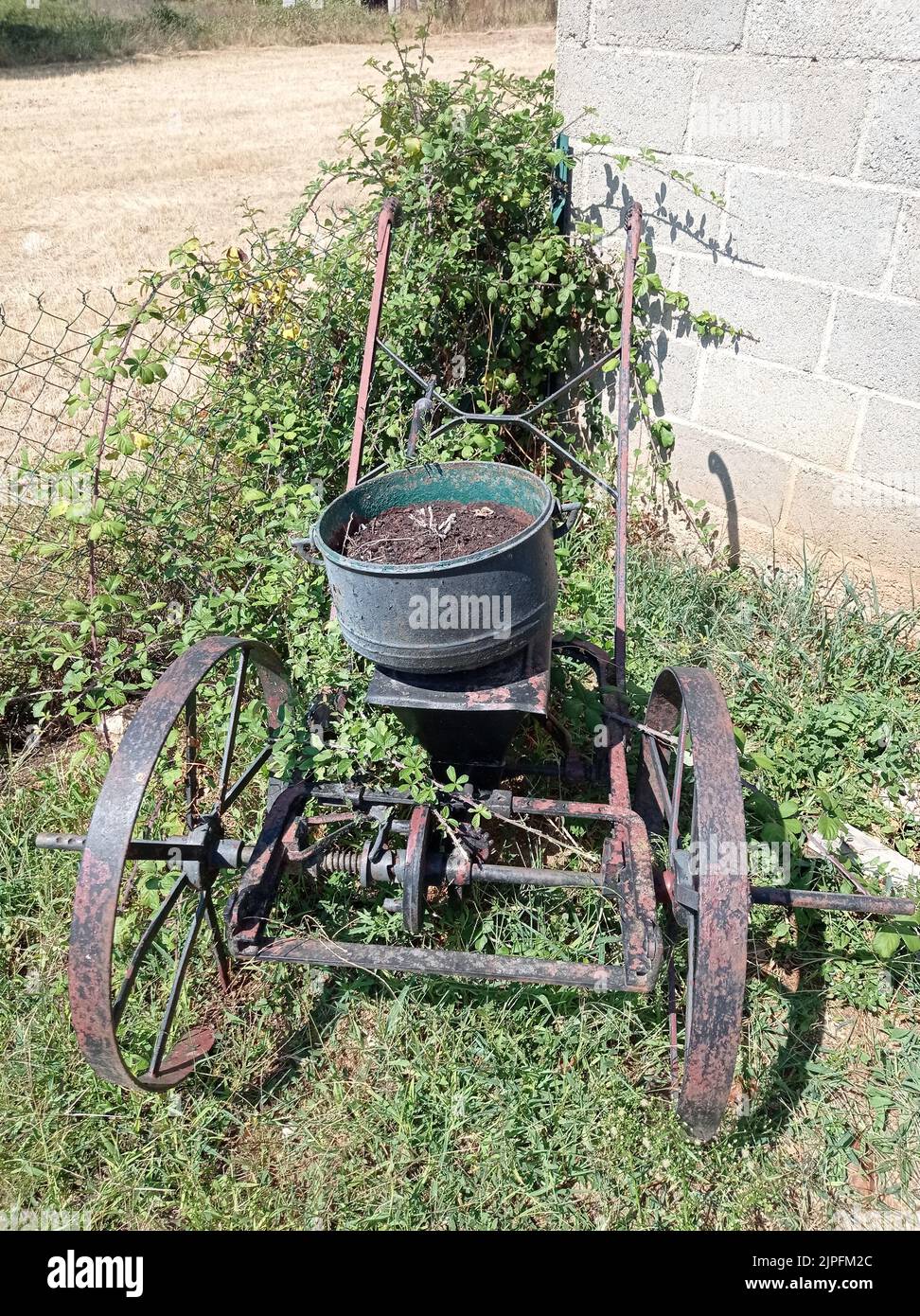 Ancien outil agricole hi-res stock photography and images - Alamy