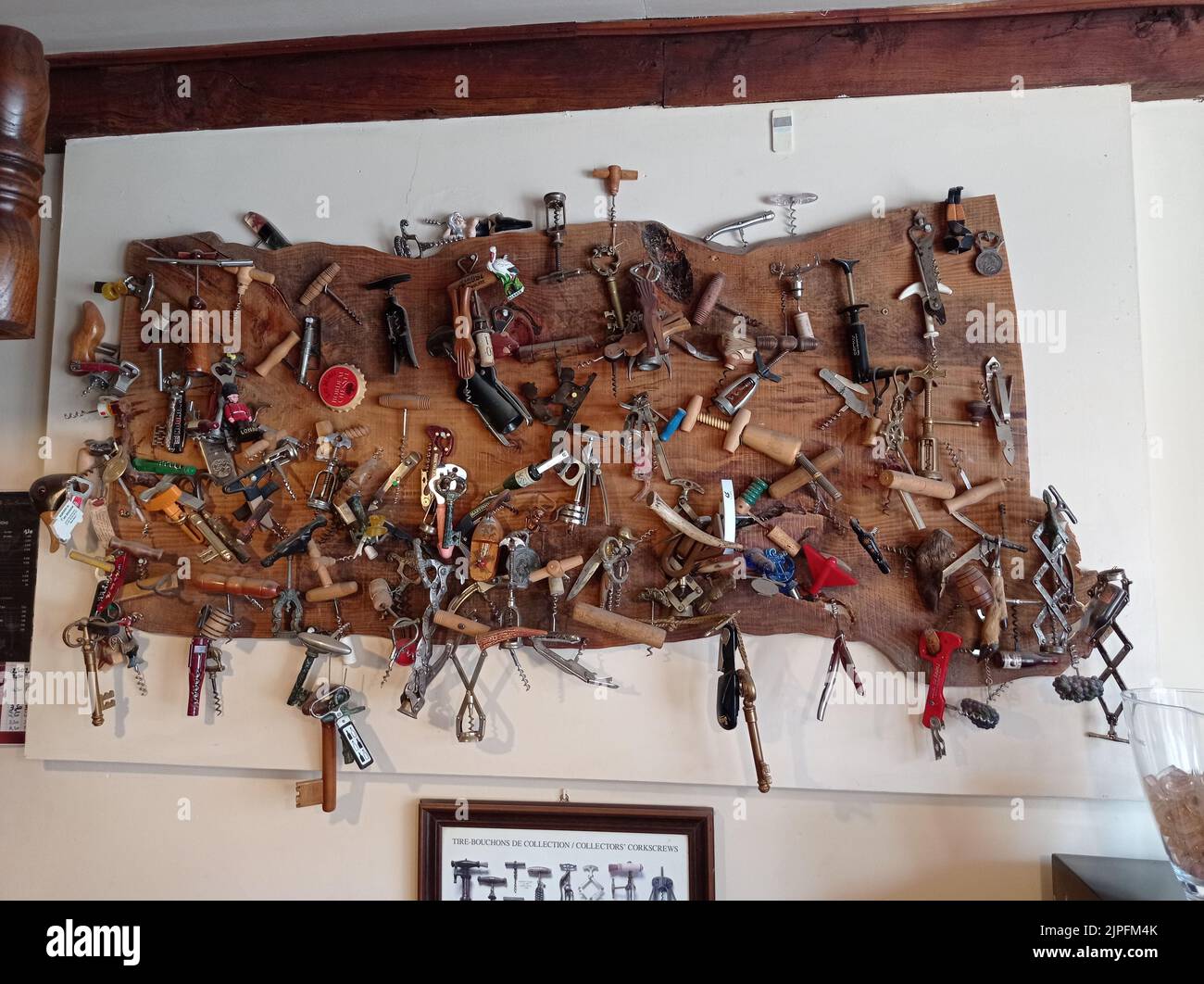 Un tableau avec des tire bouchons anciens, France Stock Photo - Alamy
