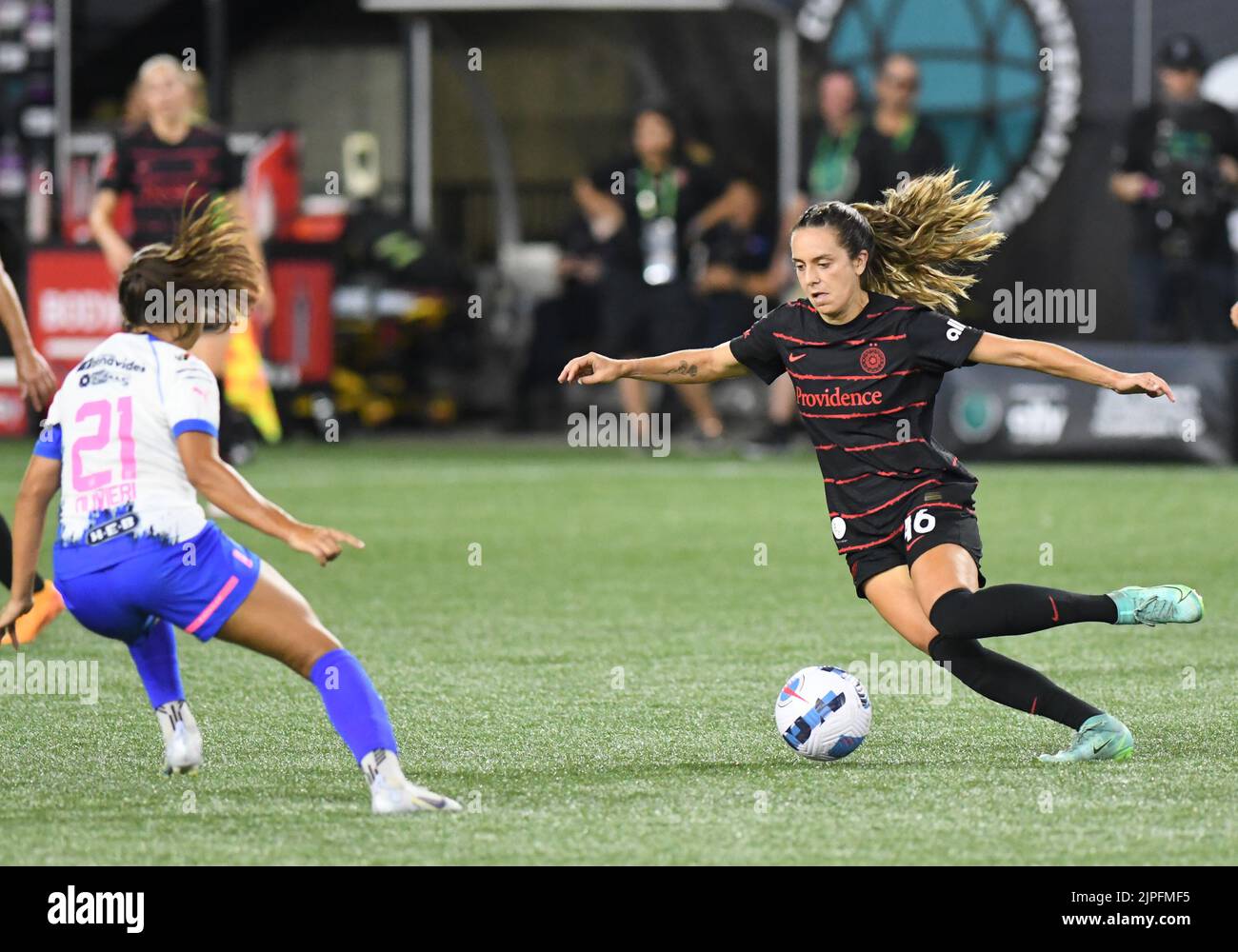 PORTLAND, OR - AUGUST 17: Portland Thorns FC forward Janine Beckie (16 ...