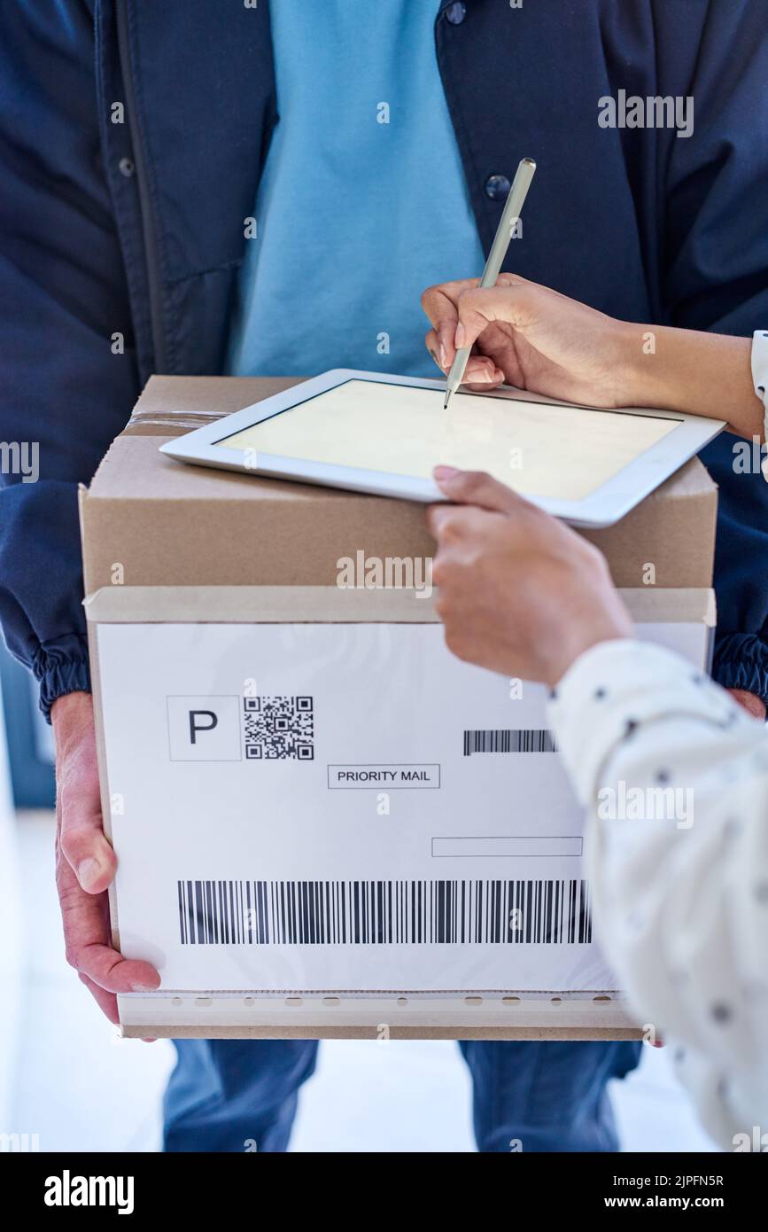 Using technology to make your life easier. an unrecognizable delivery ...