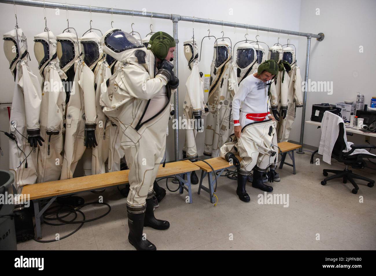 Kennedy Space Center, Florida, USA. 16th Aug, 2019. Technicians put on ...