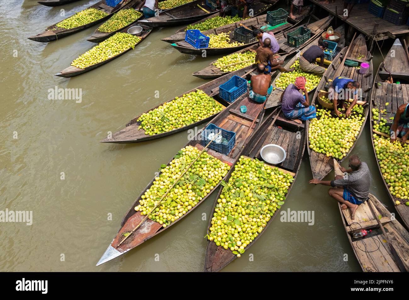 Barisal, Barisal, Bangladesh. 18th Aug, 2022. A Floating Guava market ...