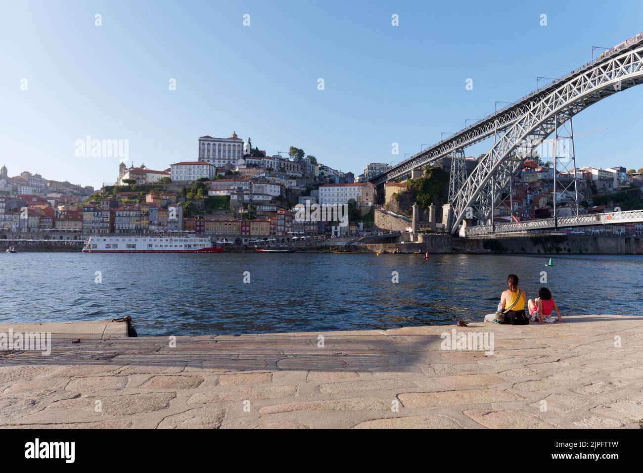 Porto Riberia district as seen from across the Douro River with Luis I ...